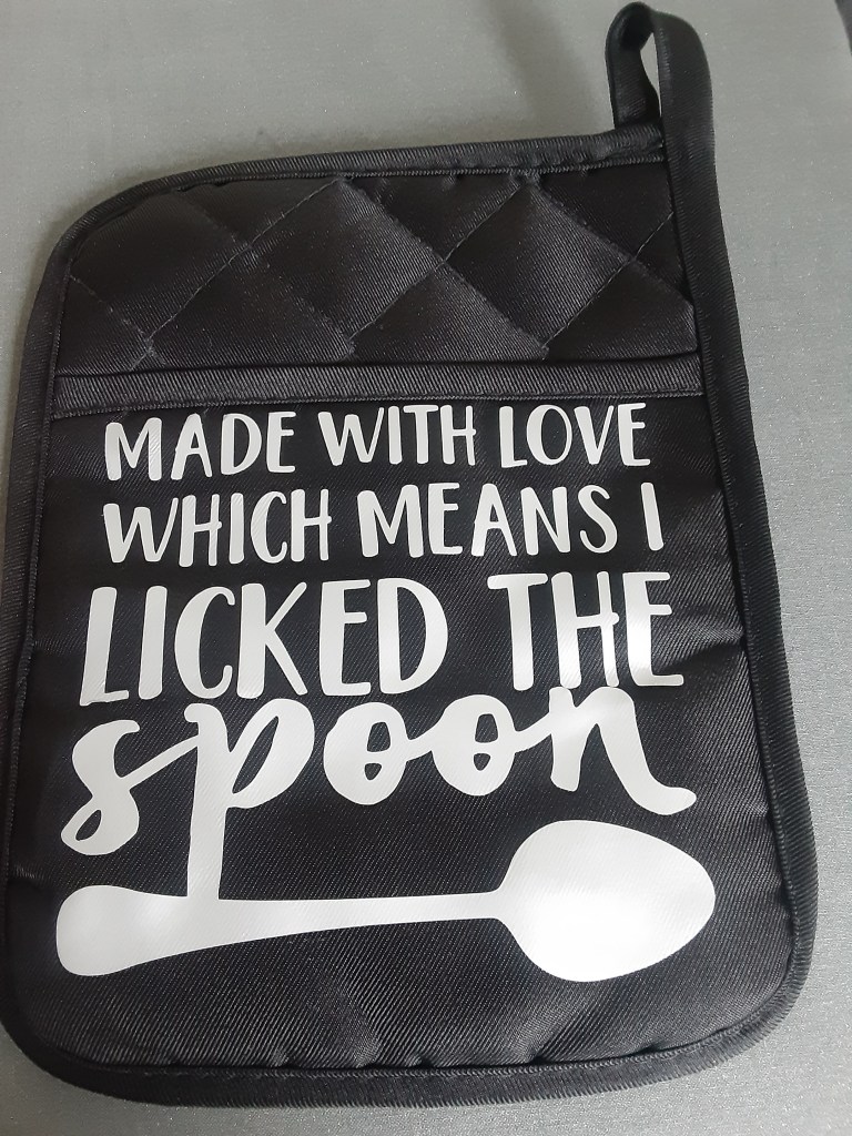 DIY Personalized Kitchen Mitts+ Free SVG #cricutcreated