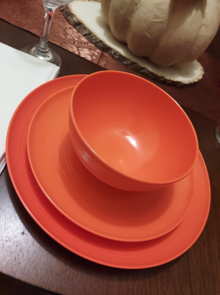 Simple, But Festive Table Setting For Any Gathering